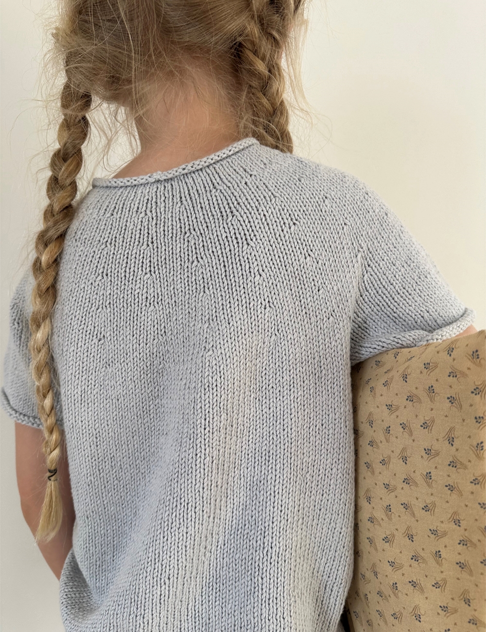 Plain Yoke Tee 20 junior strikkeopskrift (dansk) - leknit
